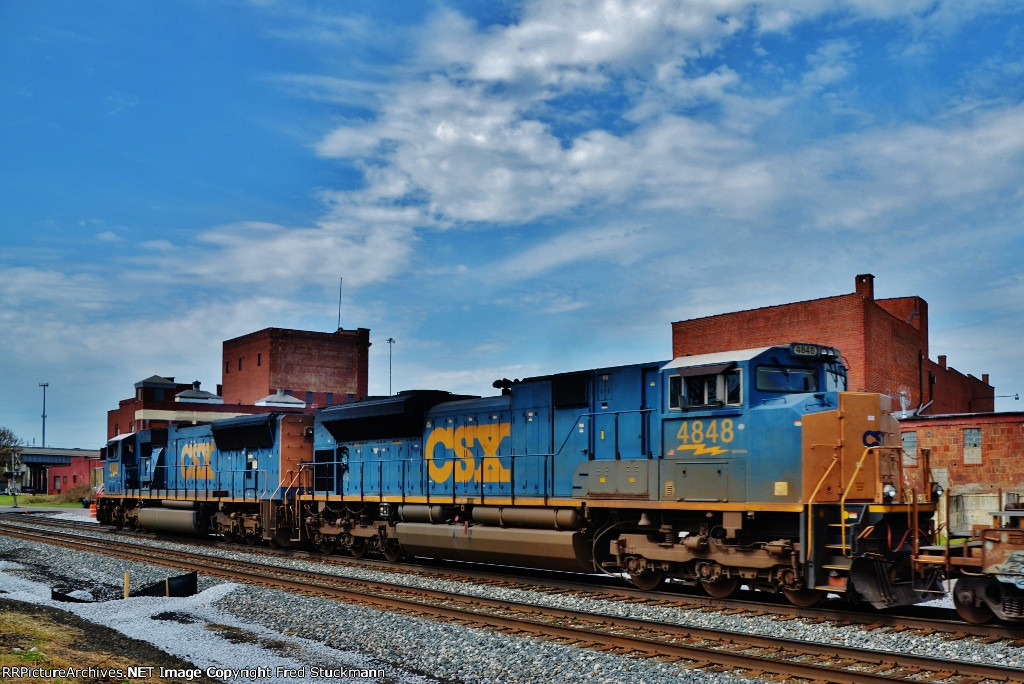 CSX 4809 leads as the ACe follows.